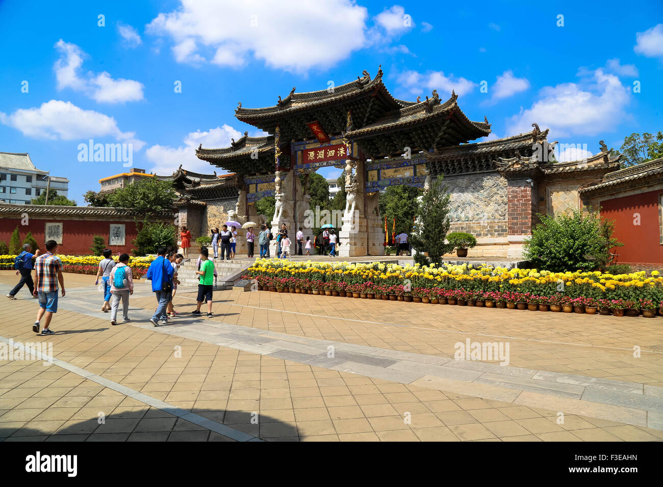 Chinese gate hi-res stock photography and images - Alamy