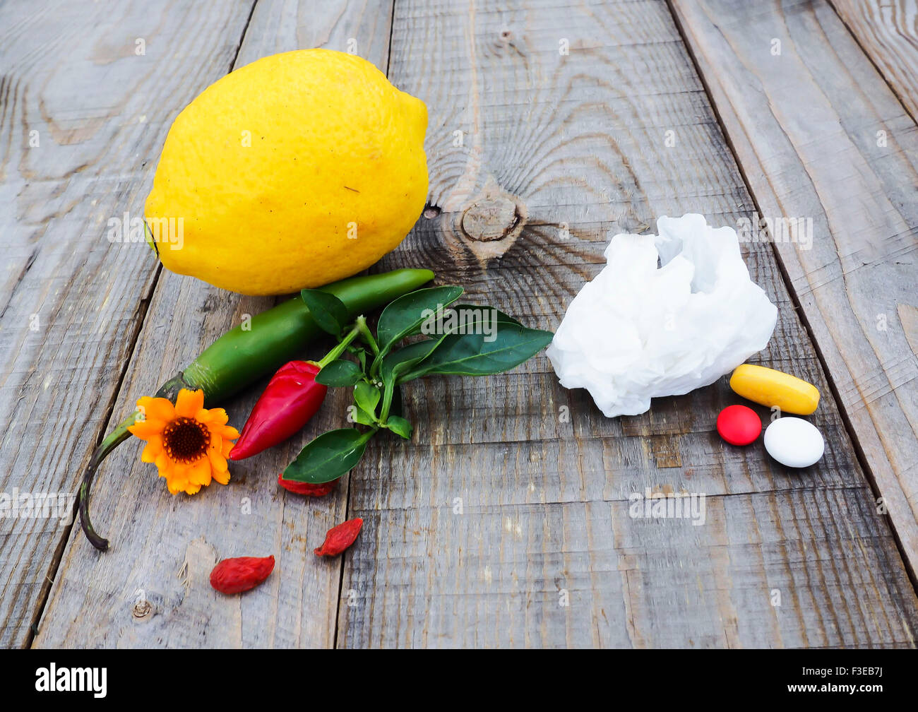 Lemon and pills Stock Photo - Alamy