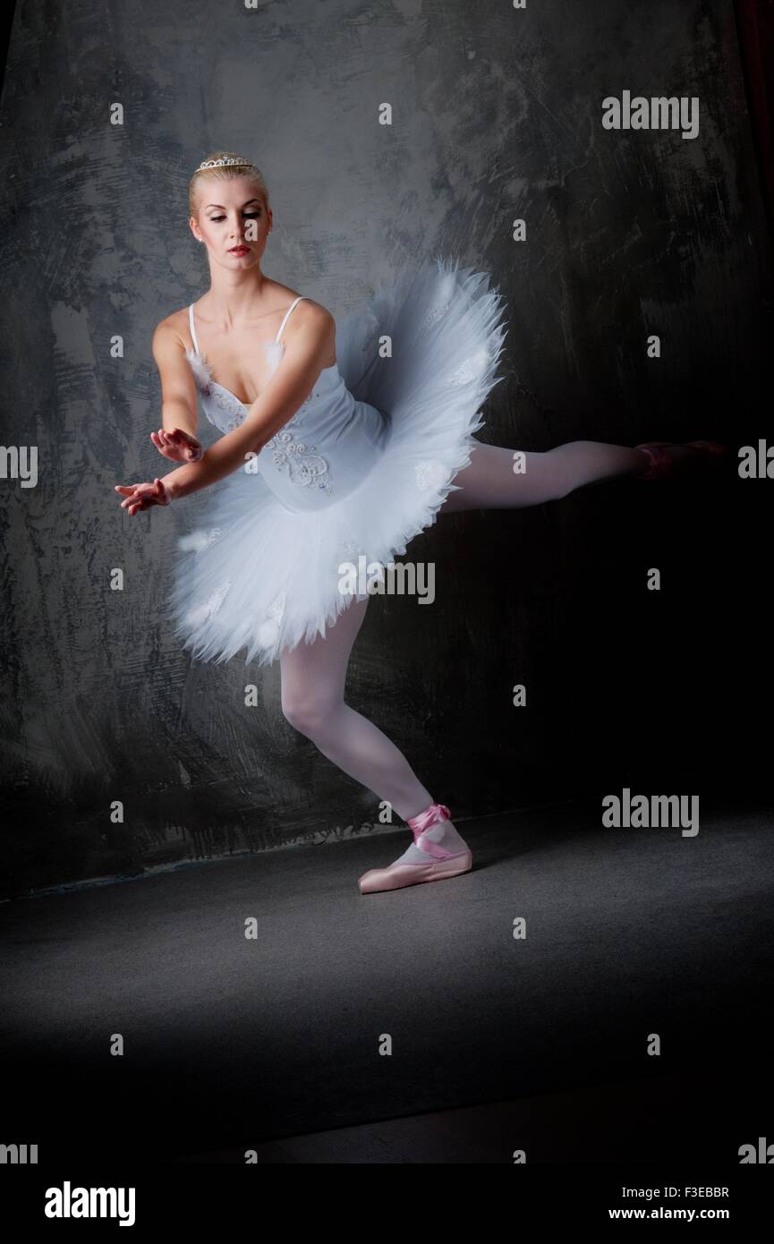 Beautiful ballet dancer Stock Photo - Alamy