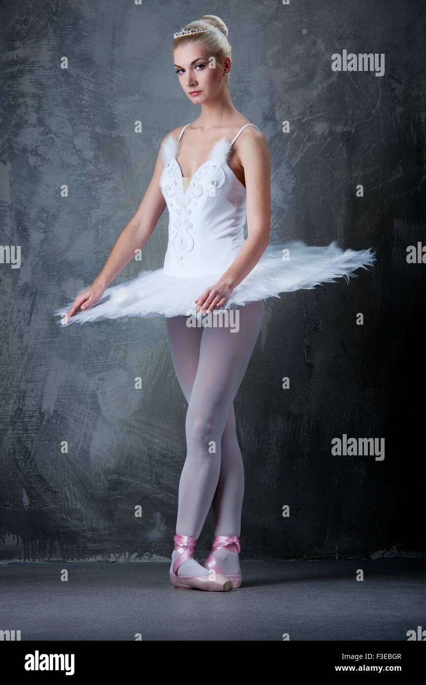 Beautiful ballet dancer Stock Photo - Alamy