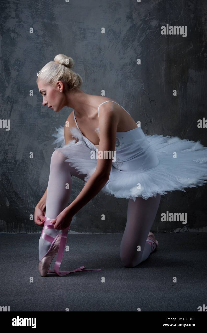 Beautiful ballet dancer Stock Photo - Alamy