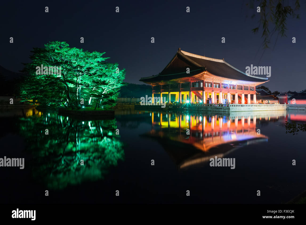 Gyeonghoeru in Gyeongbokgung palace at night - Seou cityl, South Korea ...