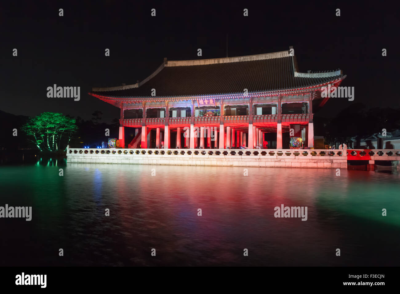 Gyeonghoeru at night - Gyeongbokgung palace, Seoul, South Korea Stock ...