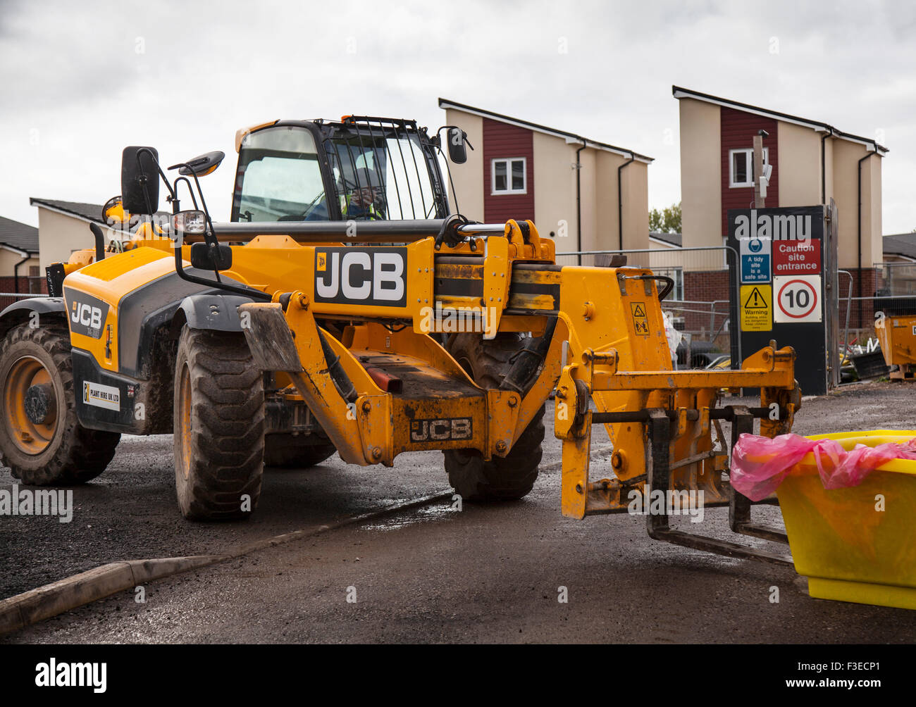 Heavy plant and JCB equipment lifting skip at Prospect Homes site ...