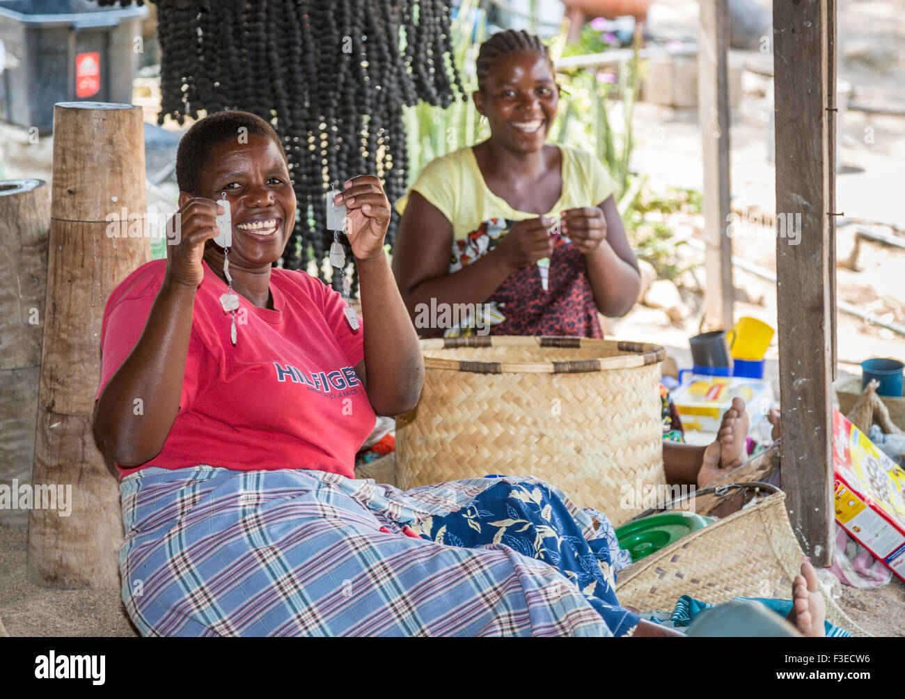 Africa village women working hi-res stock photography and images - Alamy