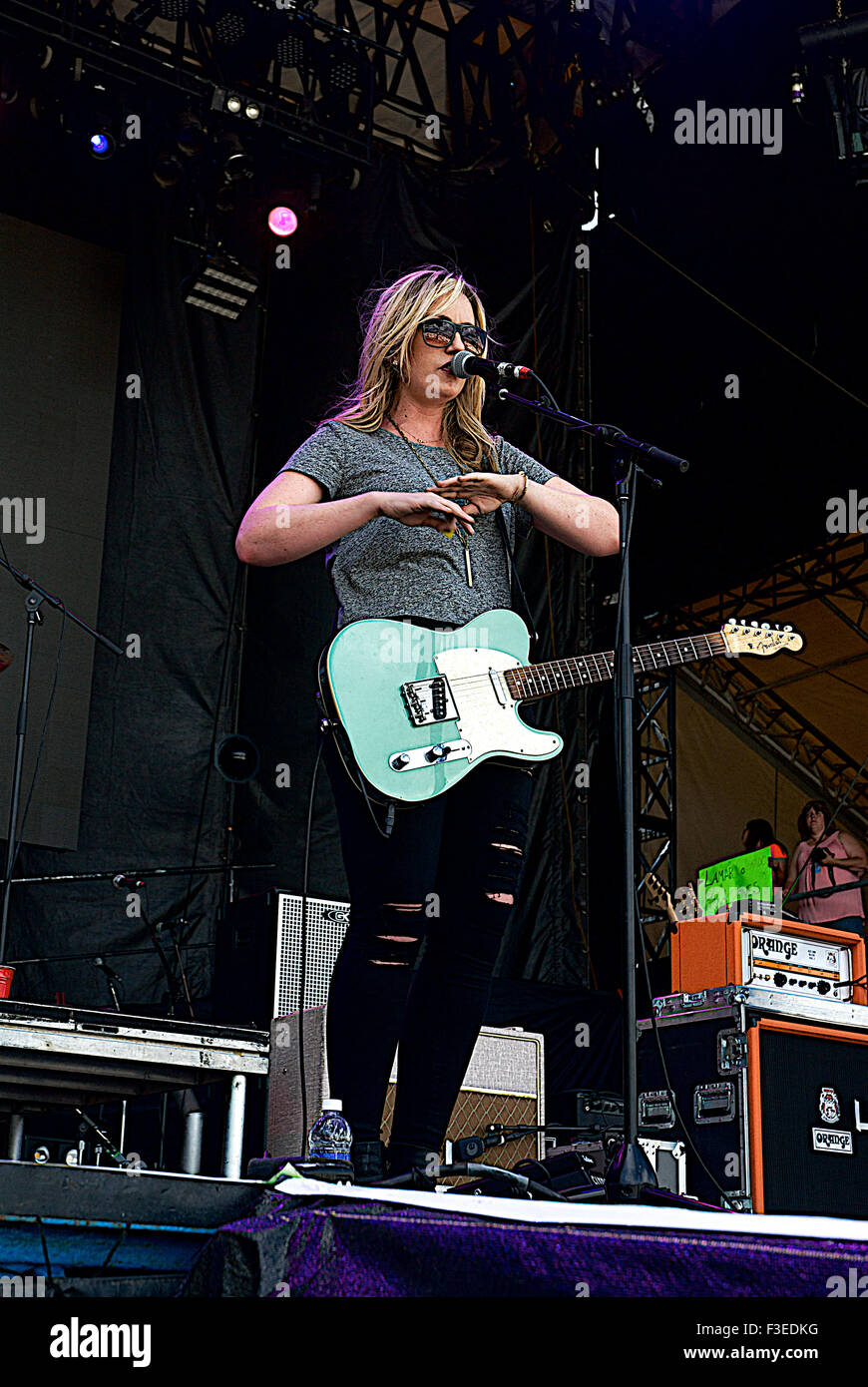 Claire Dunn Performs at the Kicker Country Concert in Manhattan, Kansas ...