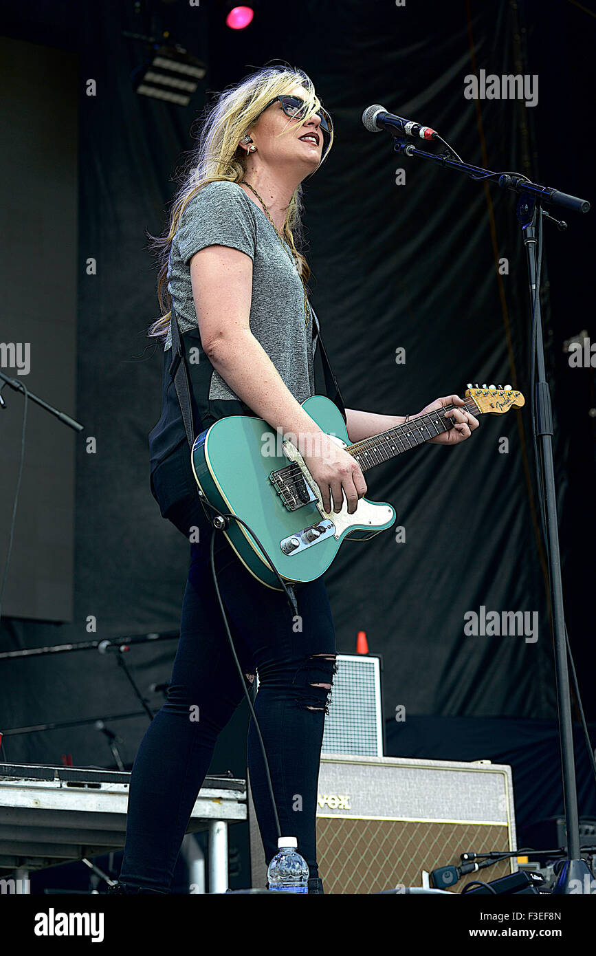 Claire Dunn Performs at the Kicker Country Concert in Manhattan, Kansas ...