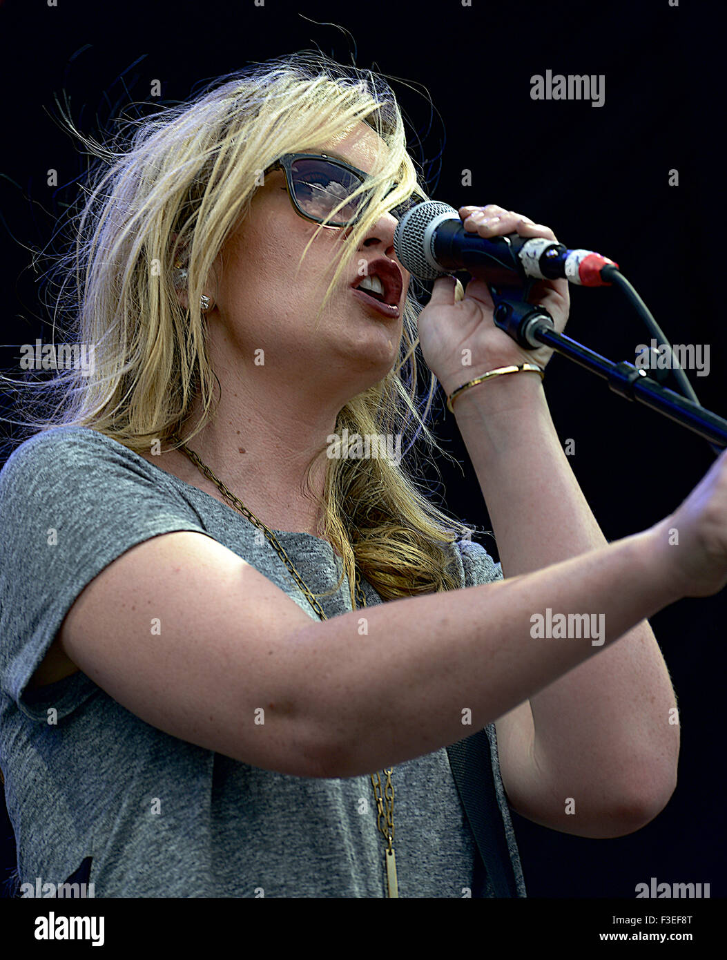 Claire Dunn Performs at the Kicker Country Concert in Manhattan, Kansas ...