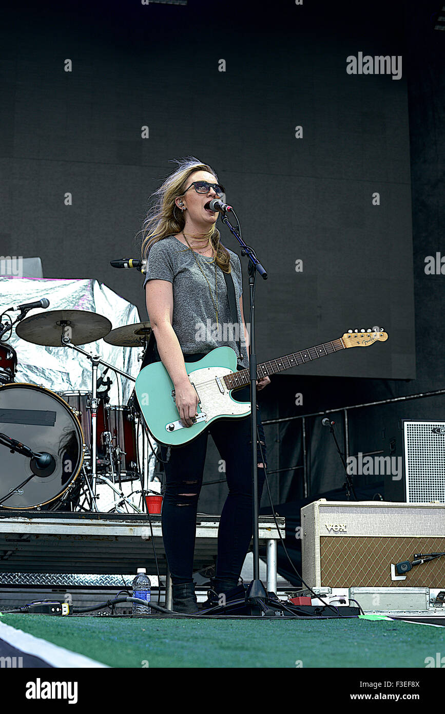 Claire Dunn Performs at the Kicker Country Concert in Manhattan, Kansas ...