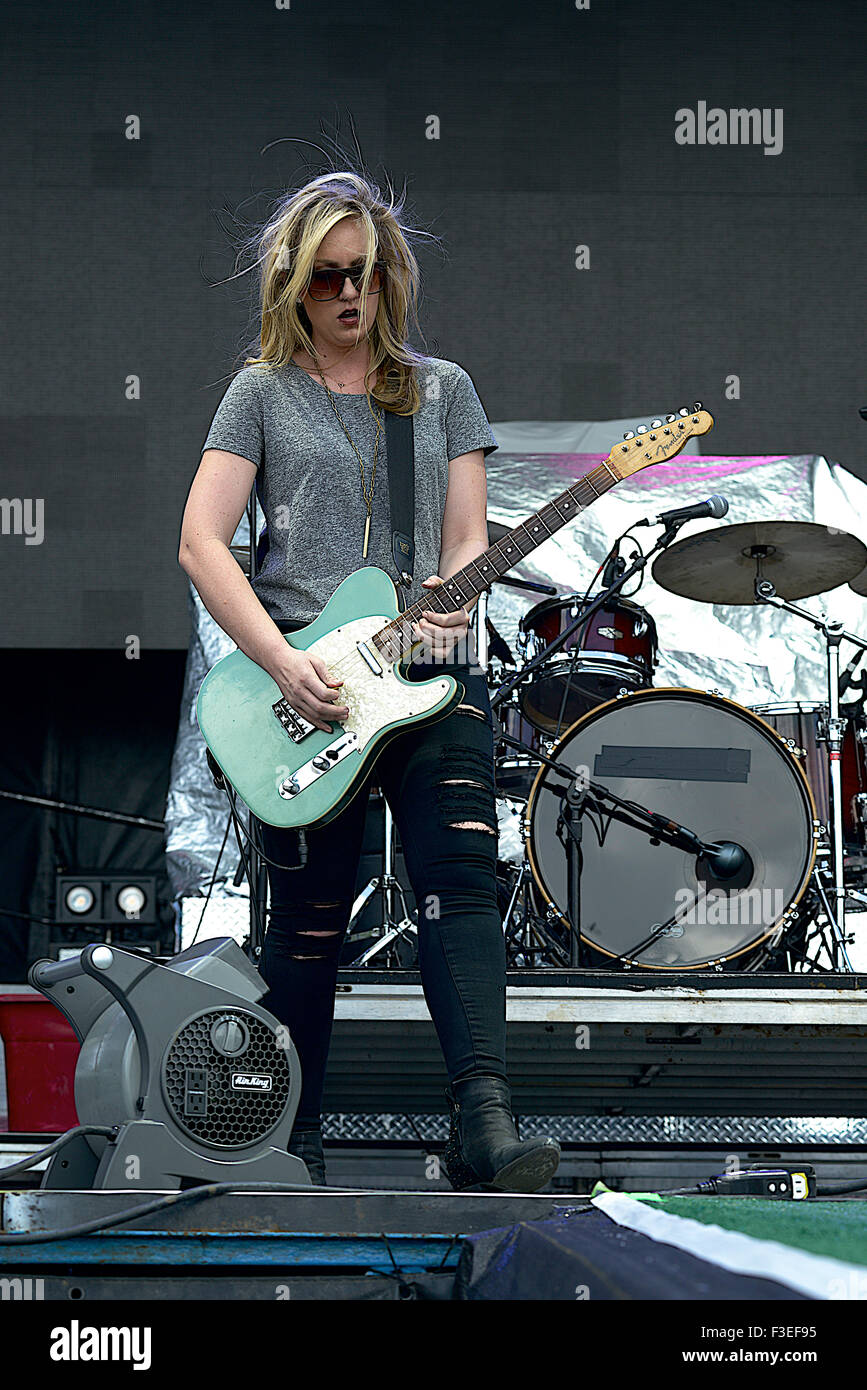 Claire Dunn Performs at the Kicker Country Concert in Manhattan, Kansas ...