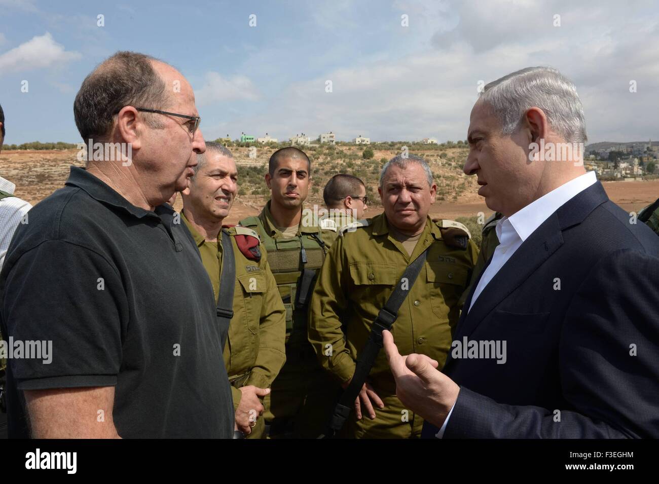 Jerusalem. 6th Oct, 2015. Israeli Prime Minister Benjamin Netanyahu (R ...