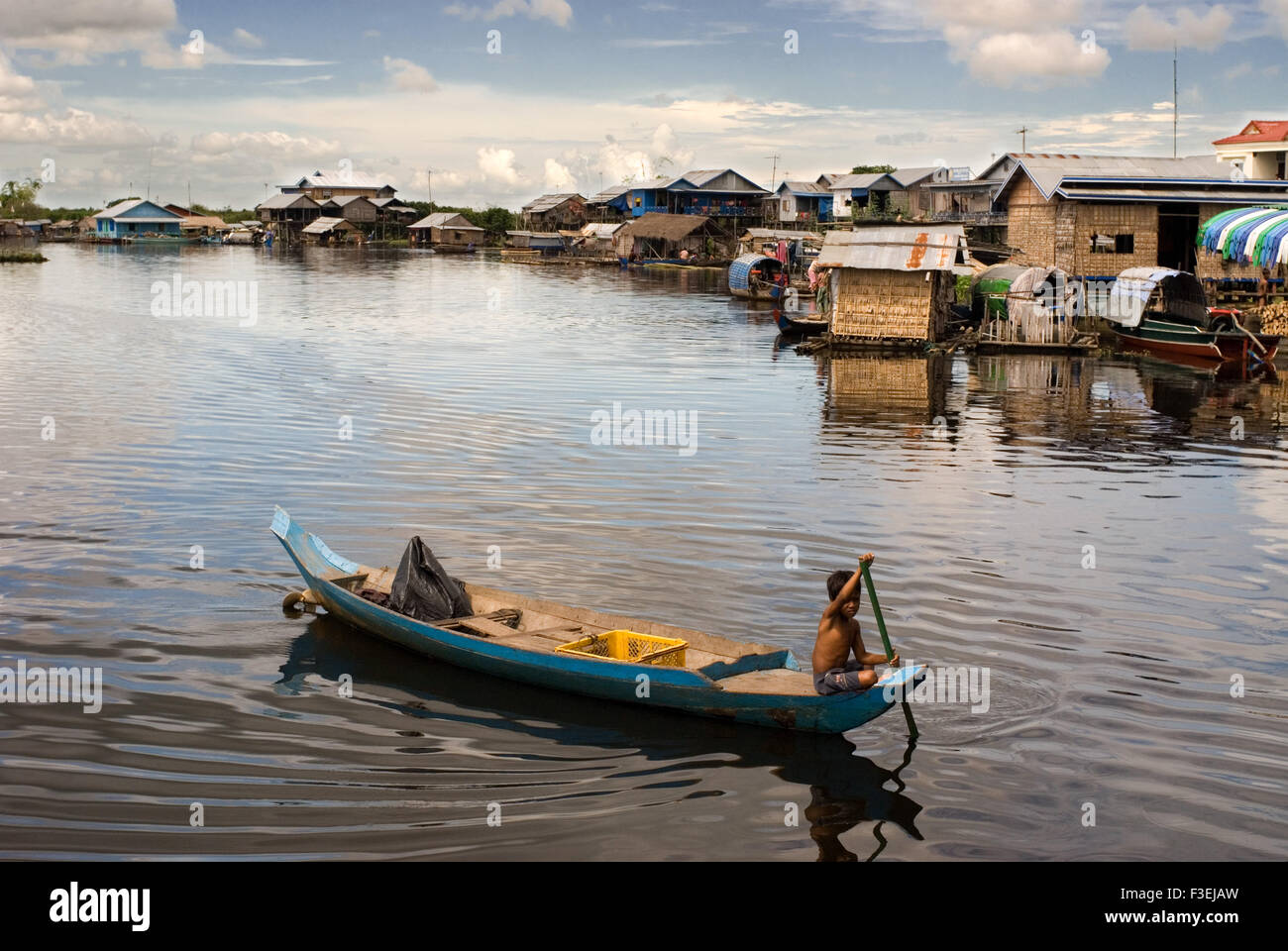 Village before reaching Tonle Sap Lake. Houseboats and boats in Sangker ...