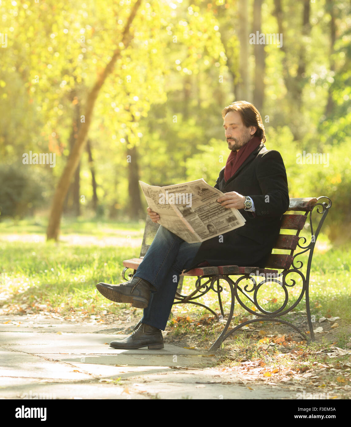 Reading newspaper park bench sit hi-res stock photography and images ...