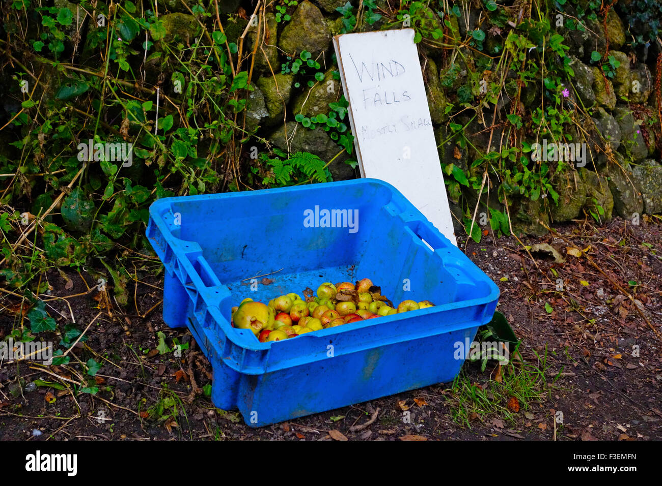 Roadside apple hi-res stock photography and images - Alamy