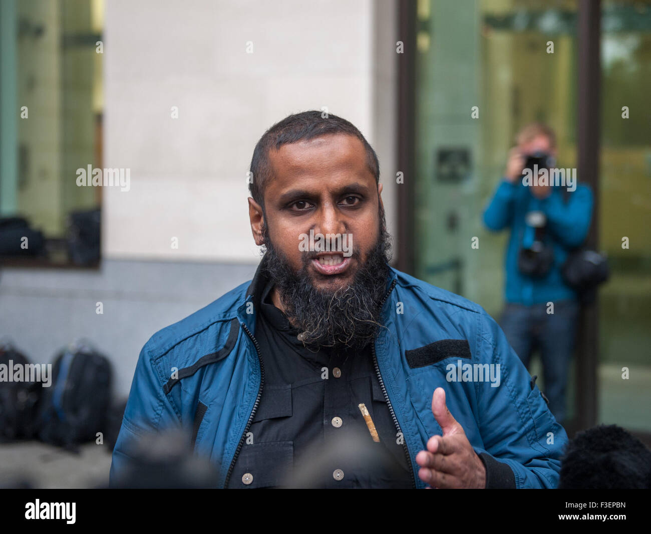 Mohammed Shamsuddin (AKA Abu Saalihah), spokesperson for Anjem Choudary inform the media waiting ...