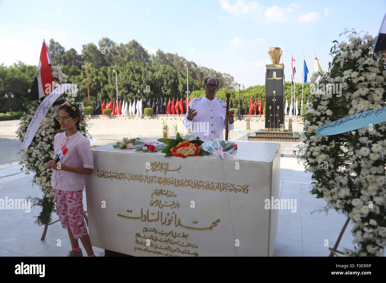 Cairo, Egypt. 6th Oct, 2015. Egyptians visit the Sadat Memorial on the ...
