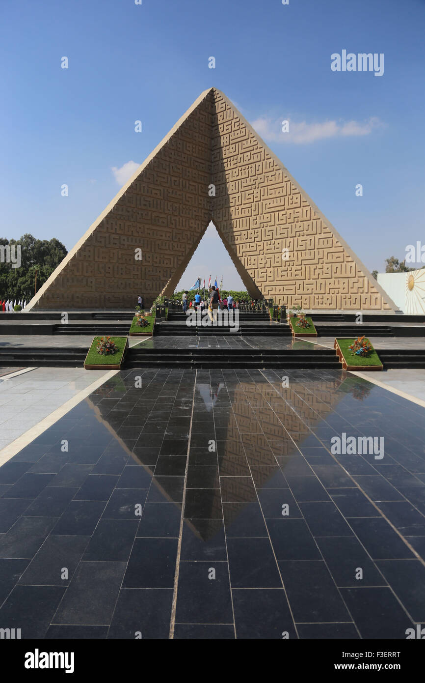 Cairo, Egypt. 6th Oct, 2015. Egyptians visit the Sadat Memorial on the ...