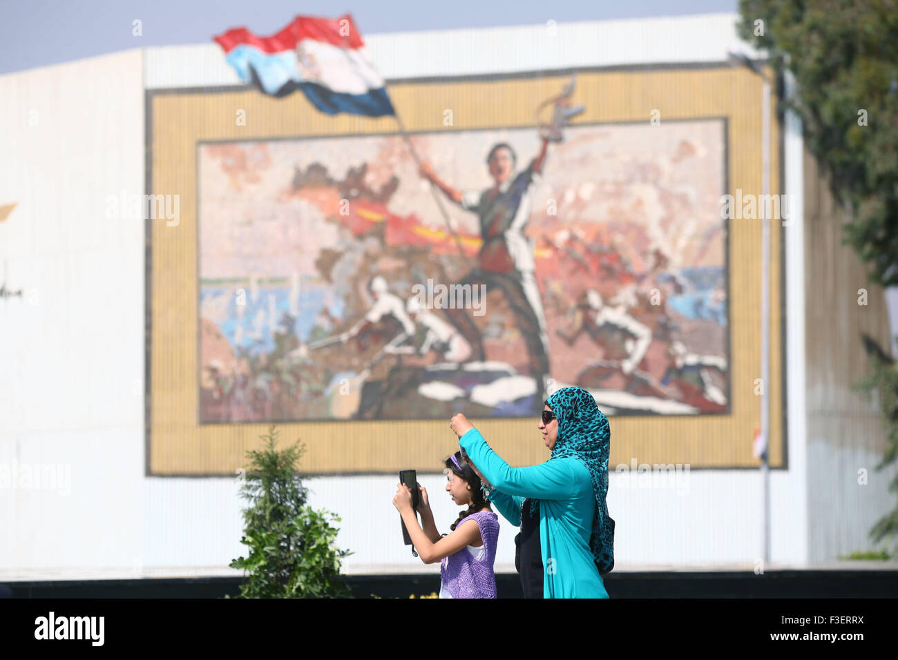 Cairo, Egypt. 6th Oct, 2015. Egyptians visit the Sadat Memorial on the ...