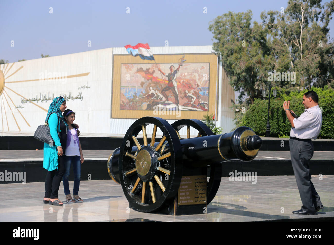 Cairo, Egypt. 6th Oct, 2015. Egyptians visit the Sadat Memorial on the ...