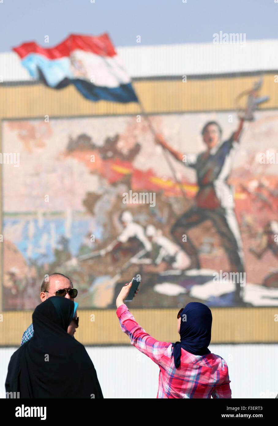 Cairo, Egypt. 6th Oct, 2015. Egyptians visit the Sadat Memorial on the ...