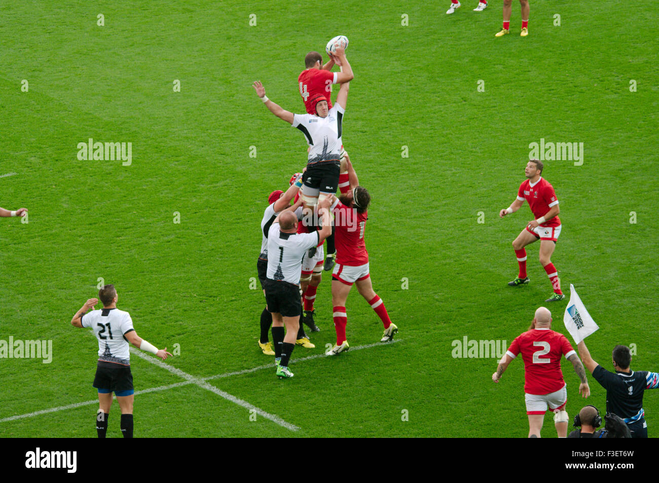Lifting rugby player hi-res stock photography and images - Alamy