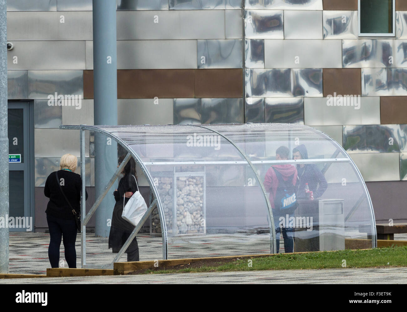 Smoking shelter hi-res stock photography and images - Alamy