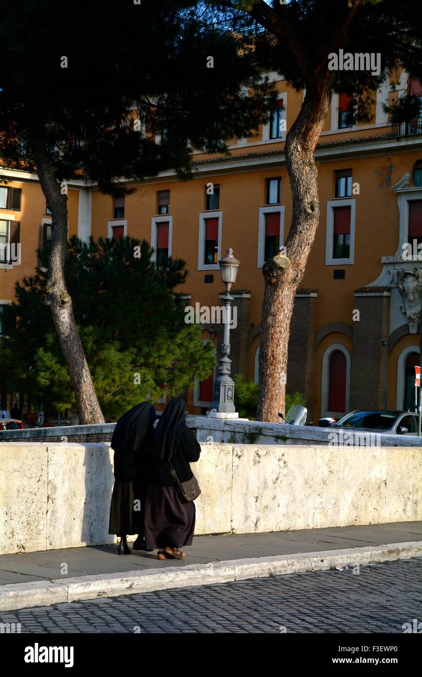 Two nuns crossing a bridge in Trastevere, Rome Italy Stock Photo - Alamy