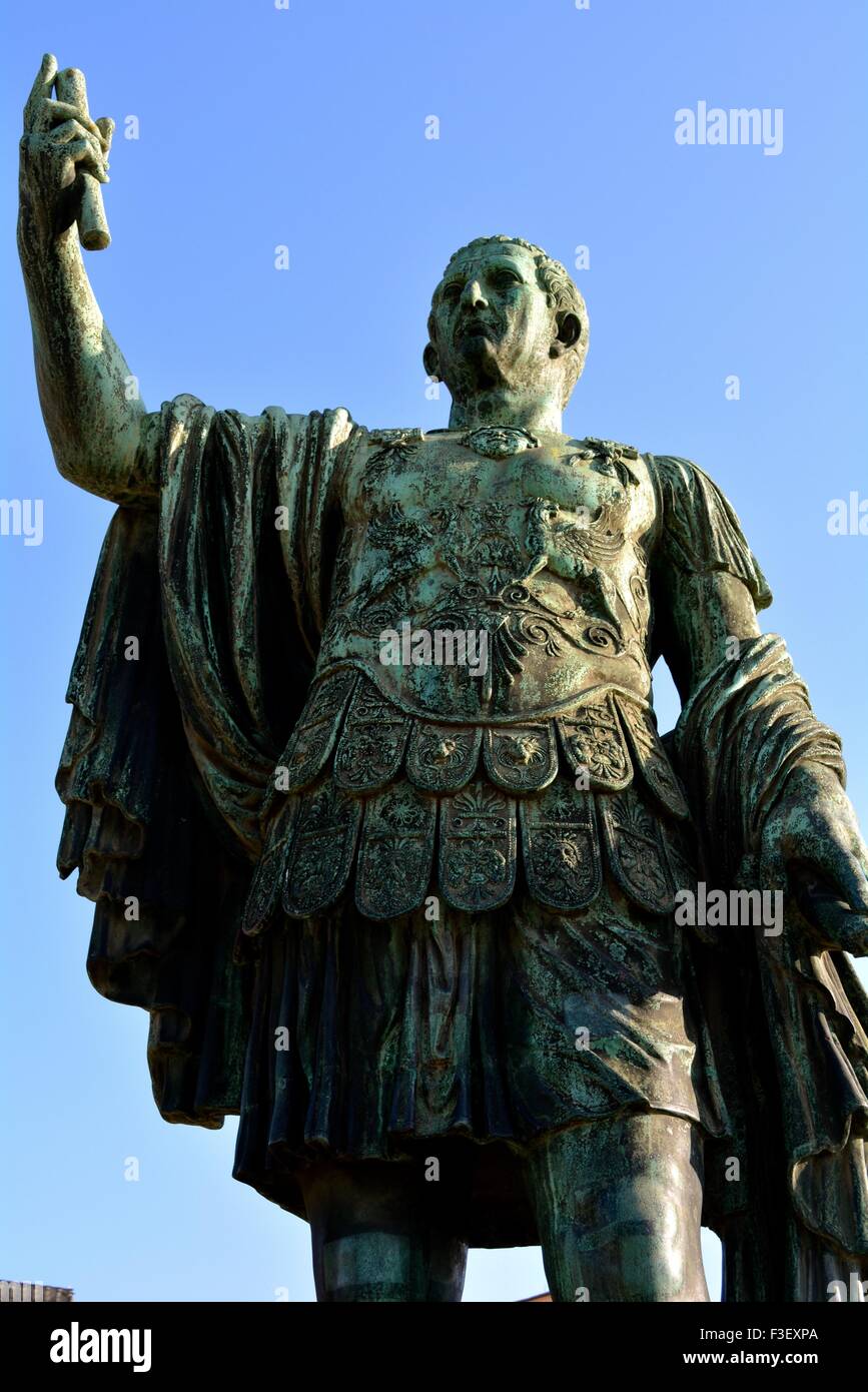 Julius caesar statue hi-res stock photography and images - Alamy