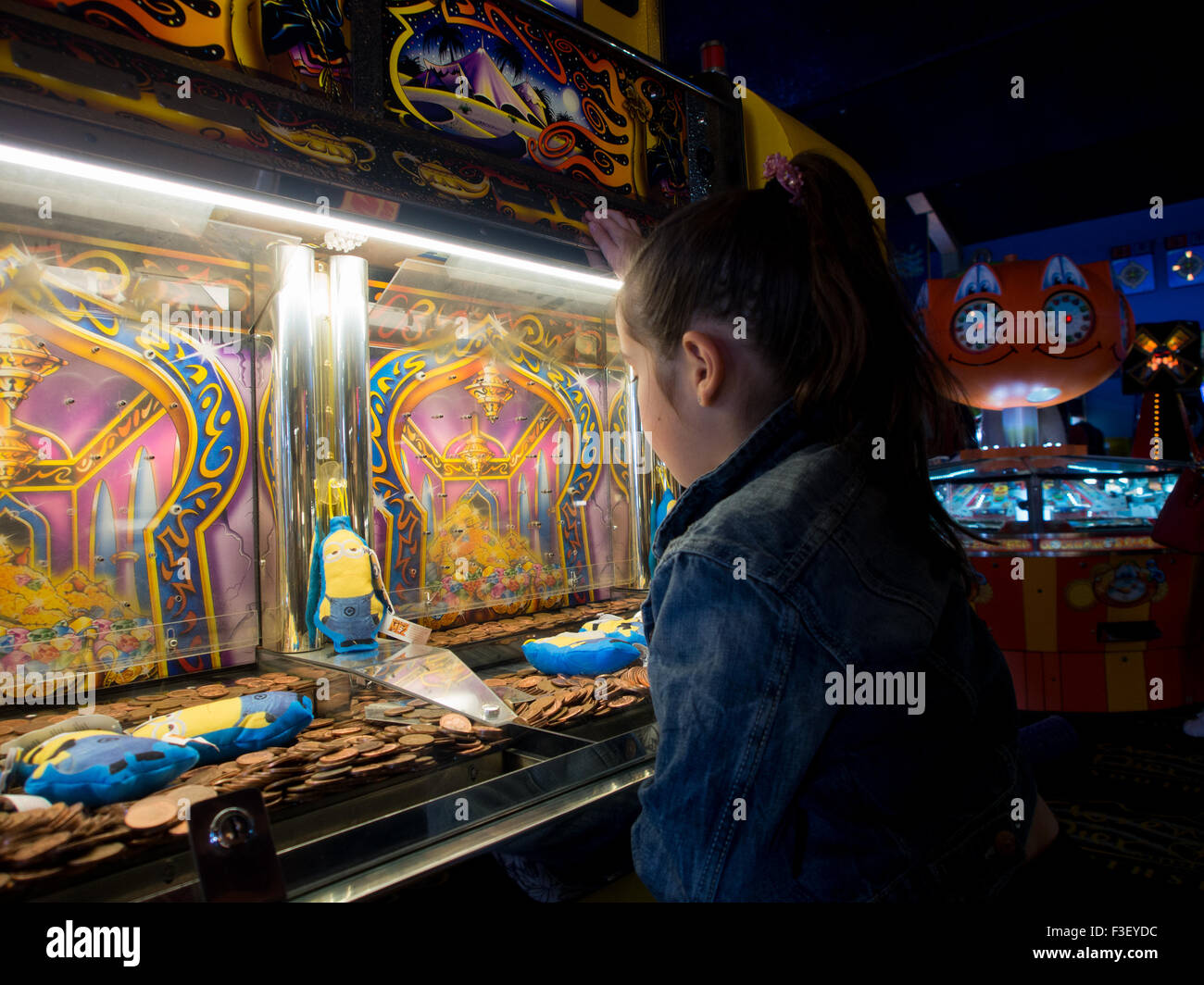 Coin drop hi-res stock photography and images - Alamy