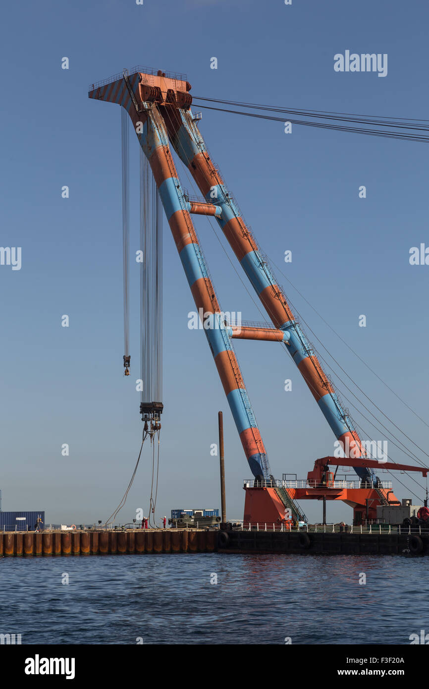 Piling crane hi-res stock photography and images - Alamy