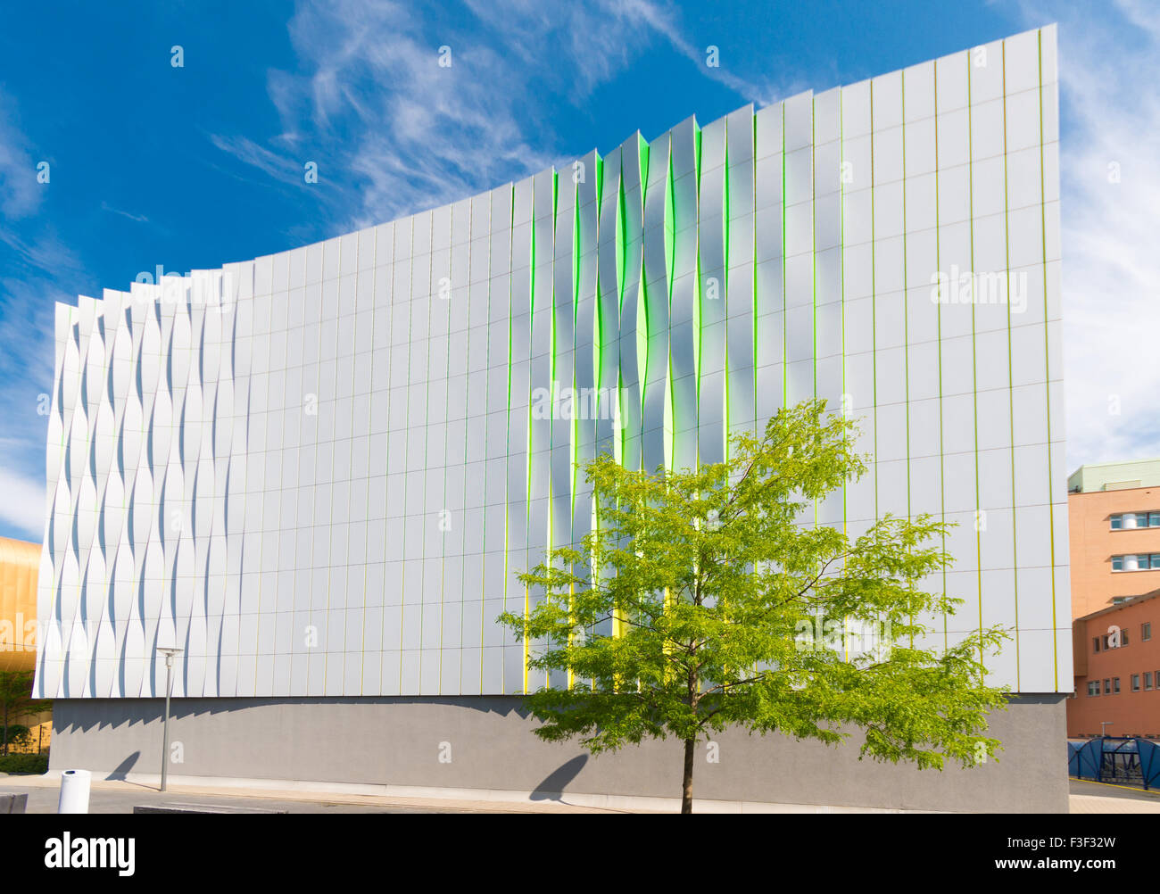 Modern hospital exterior hi-res stock photography and images - Alamy
