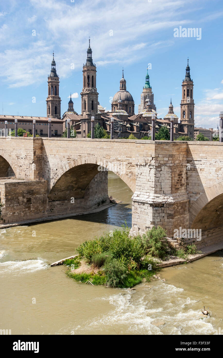 Piedra bridge, Basilica del Pilar, Ebro River, Zaragoza Stock Photo - Alamy