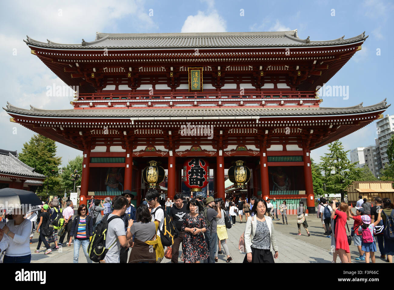 Visitors at Sensō-ji Buddhist temple in Asakusa, Tokyo Stock Photo - Alamy