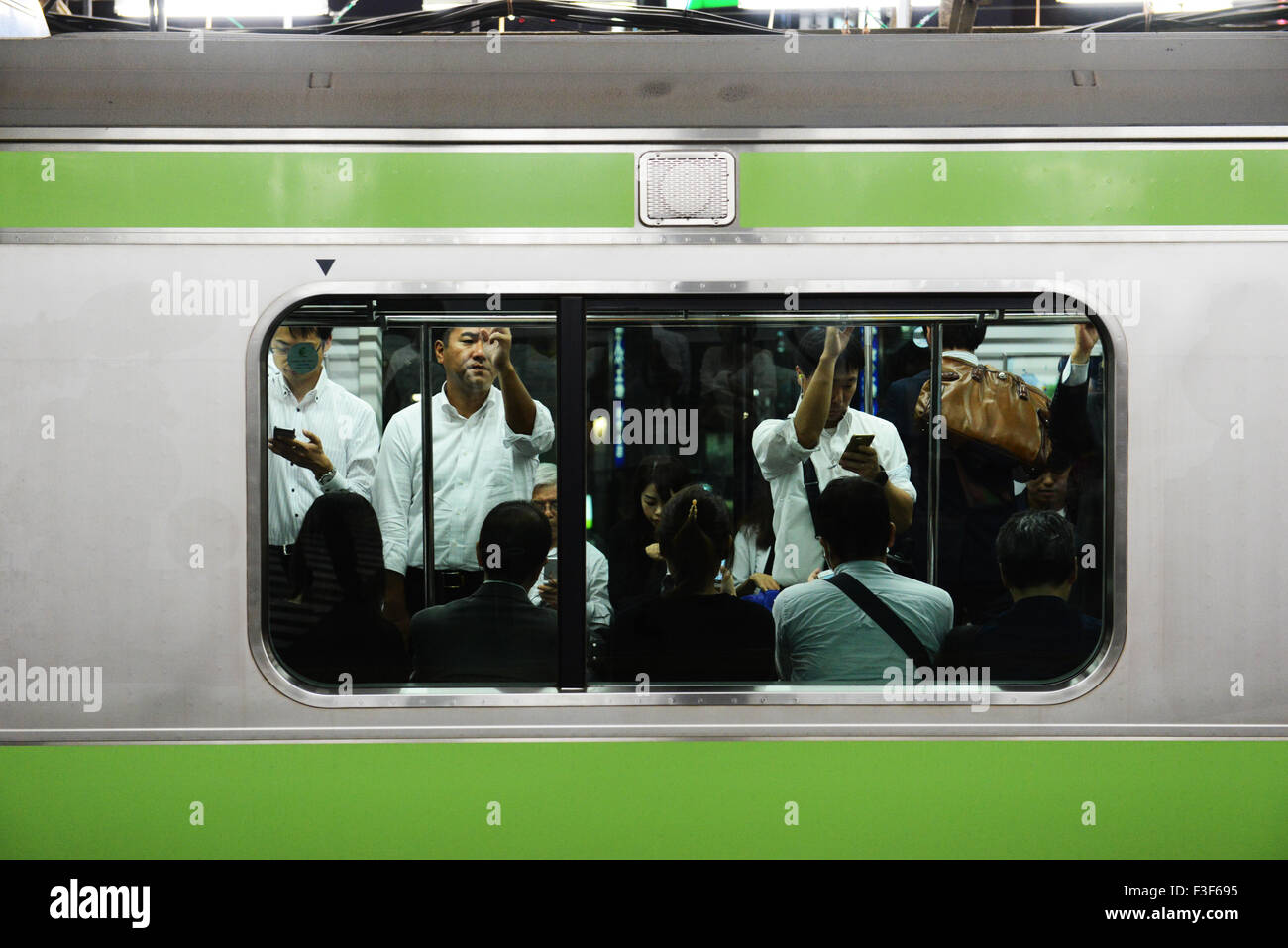 Passengers on the Yamanote line in Tokyo Stock Photo - Alamy