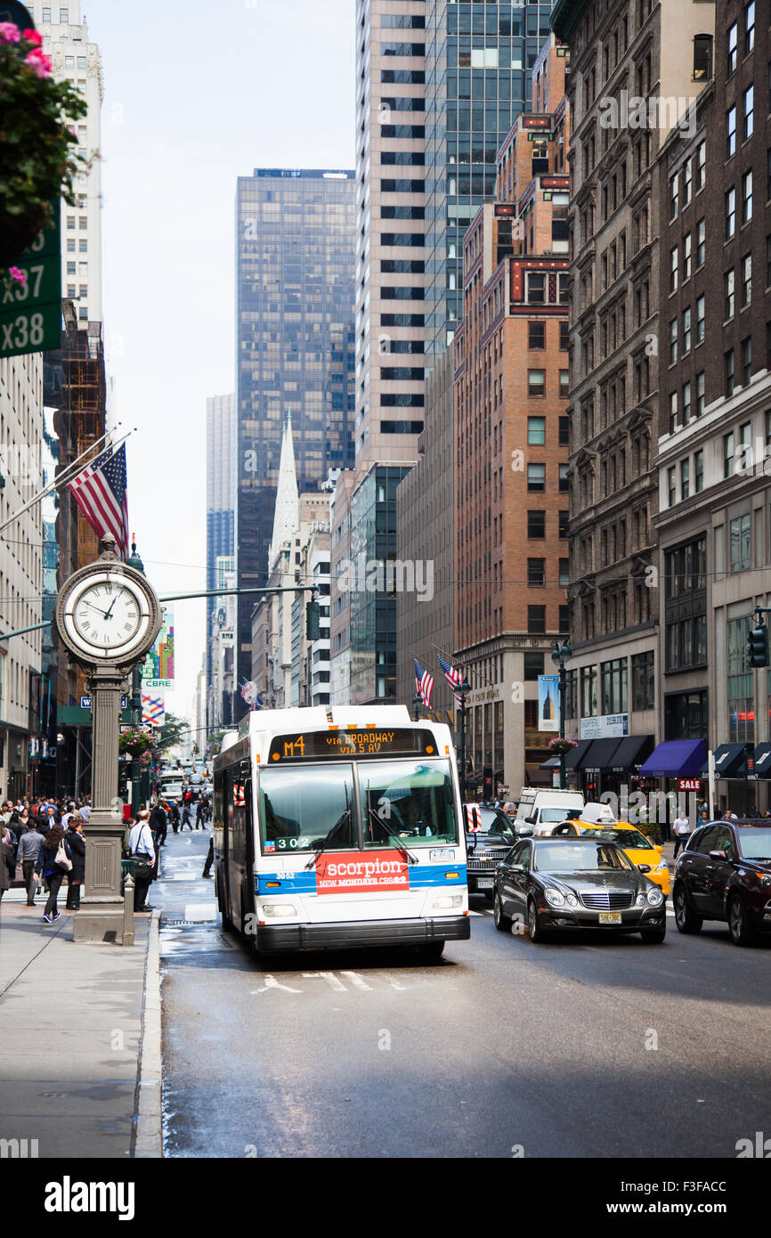 New york city bus stop hi-res stock photography and images - Alamy