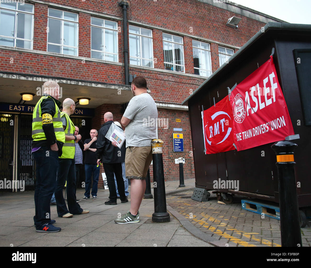 East finchley underground hi-res stock photography and images - Alamy