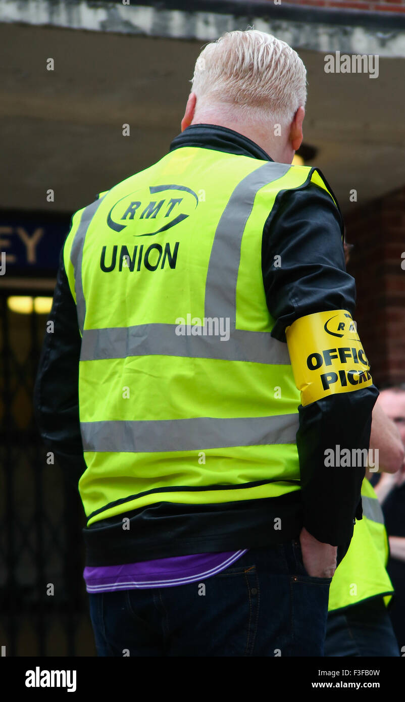 East finchley underground hi-res stock photography and images - Alamy