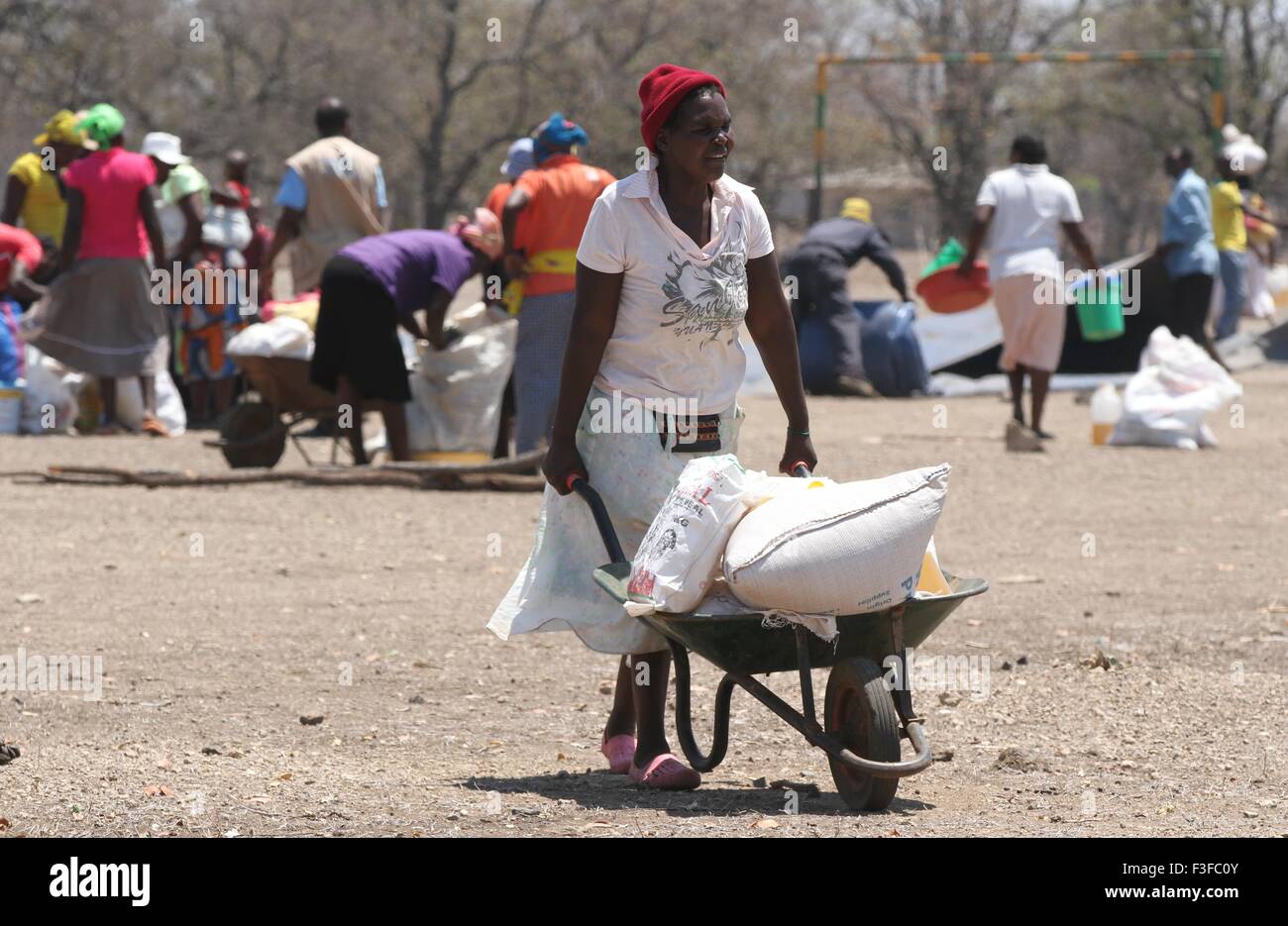 Chiredzi, Zimbabwe. 6th Oct, 2015. Zimbabweans receive food ration from ...