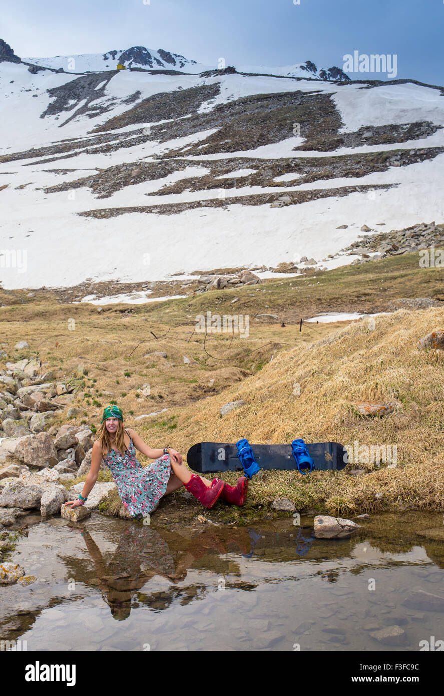 Full length of skier skiing on fresh powder snow Stock Photo - Alamy