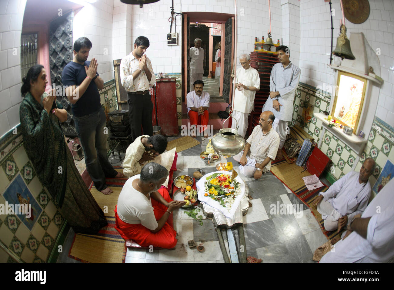 Pandit doing pooja hi-res stock photography and images - Alamy