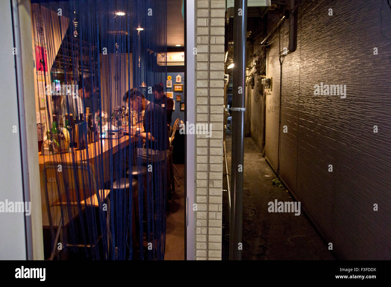 Tokyo shinjuku bar golden gai night hi-res stock photography and images ...