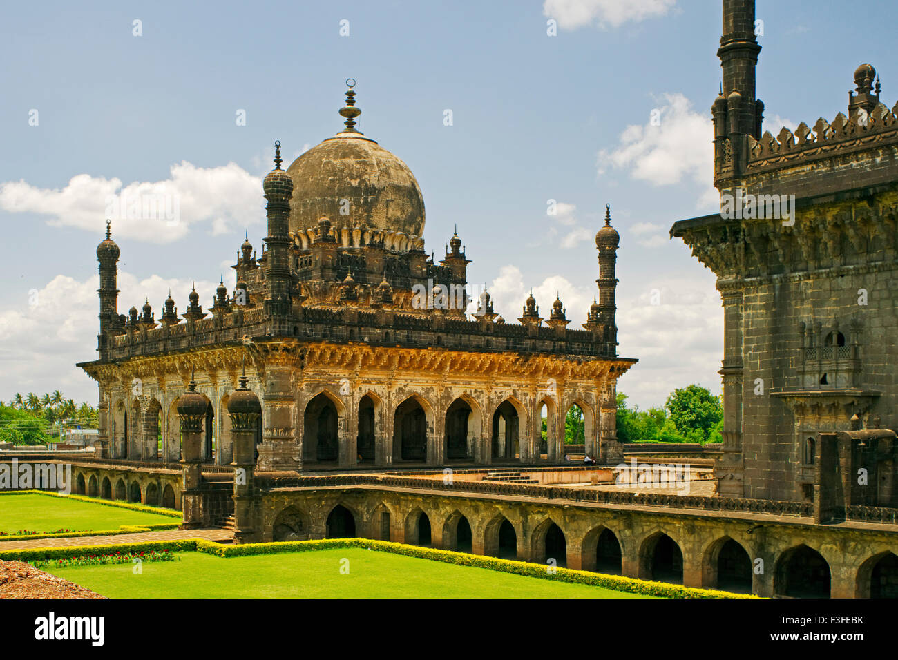 Ibrahim Rauza Masjid , Ibrahim Roza mosque ; tomb for Ibrahim Adil Shah ...