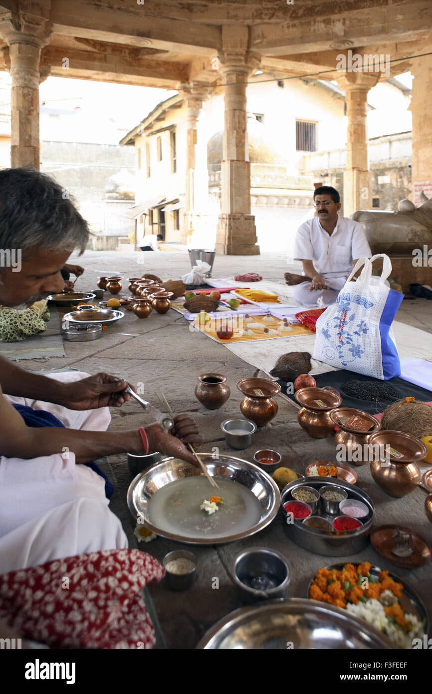 Narayan bali hi-res stock photography and images - Alamy