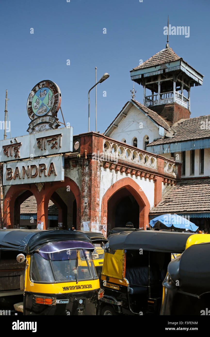 Bandra station hi-res stock photography and images - Alamy