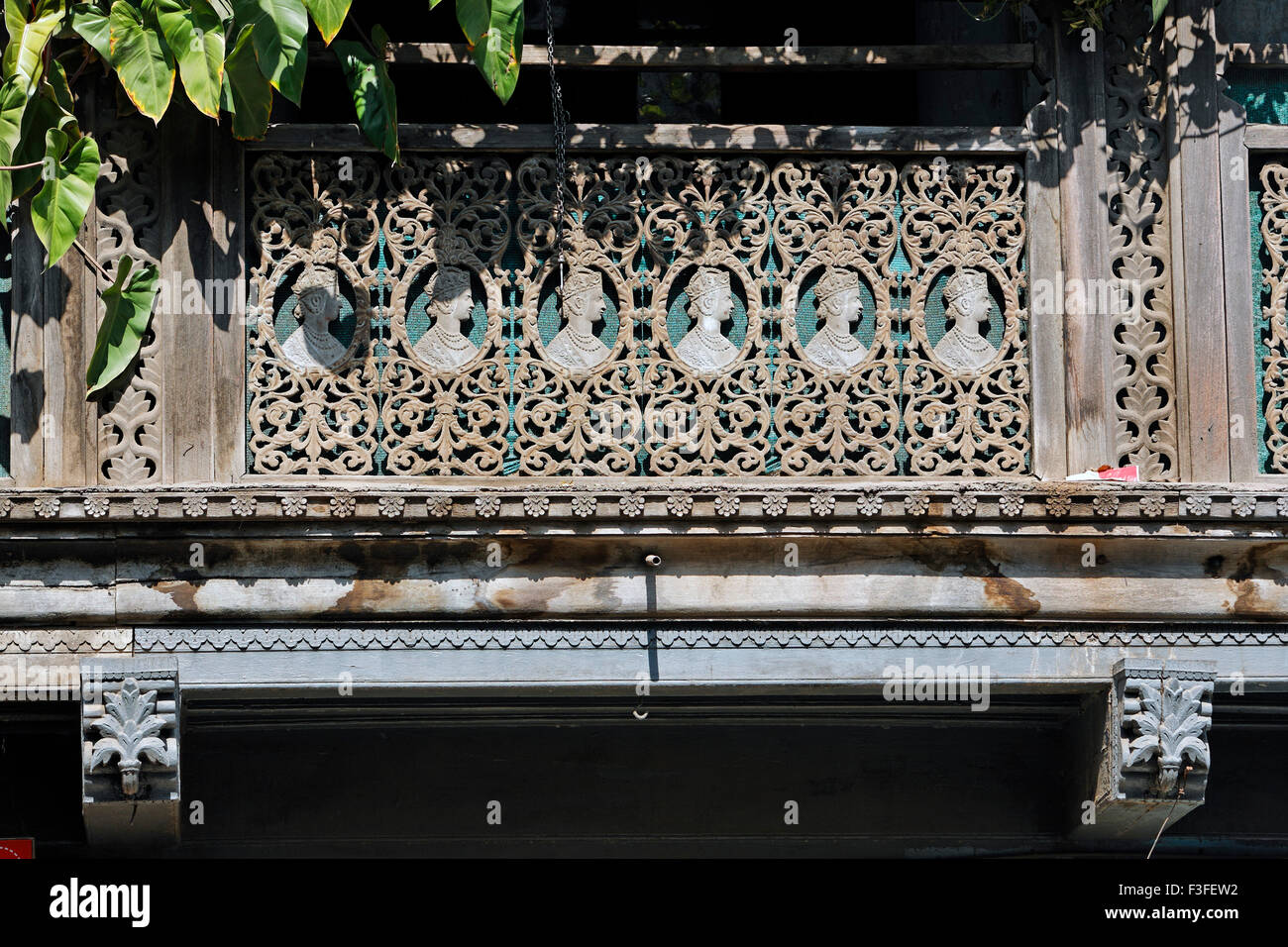 Cast iron railing hi-res stock photography and images - Alamy