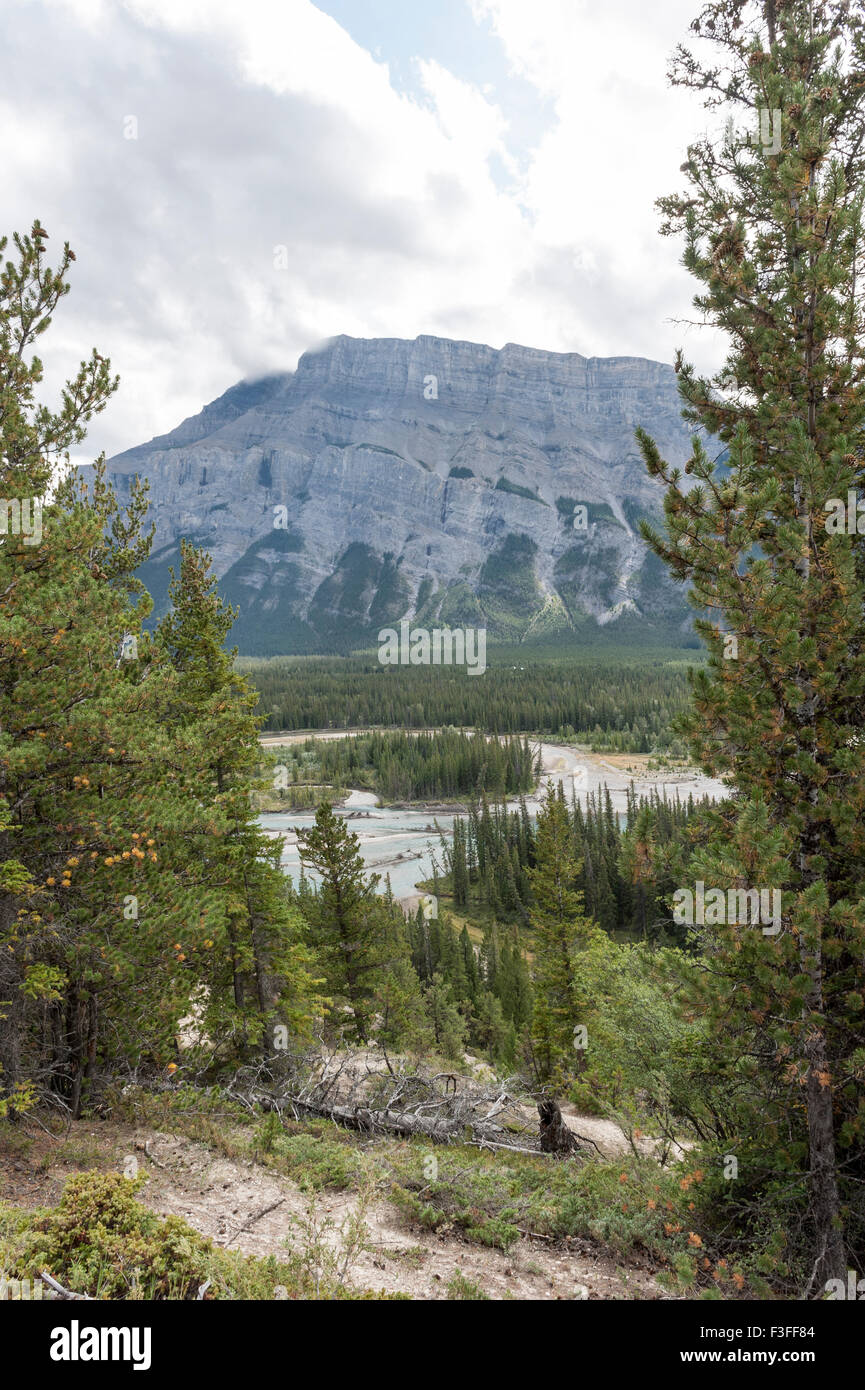 Banff bow river mount rundle hi-res stock photography and images - Alamy