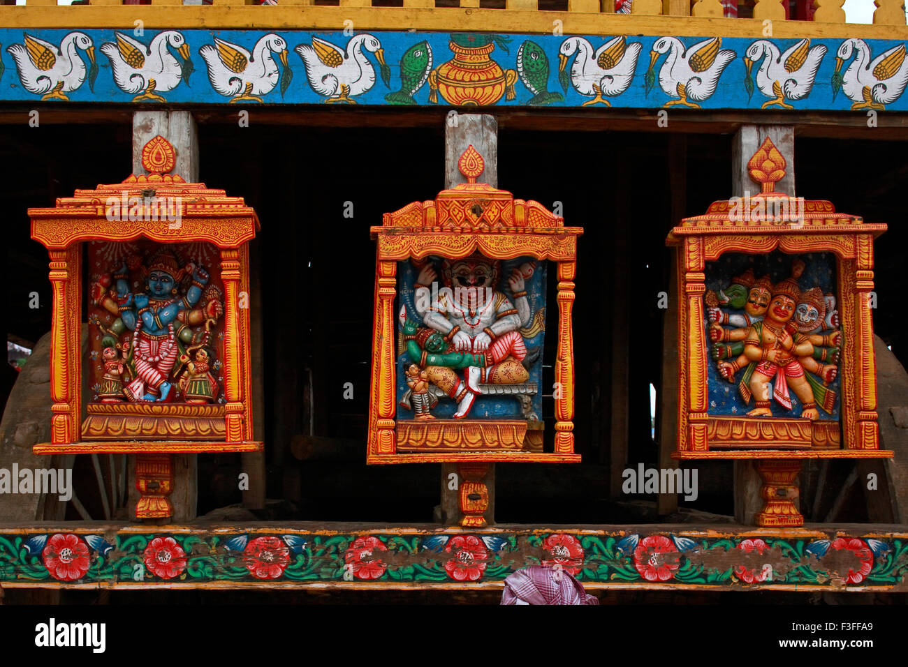 Statues on cart hi-res stock photography and images - Alamy