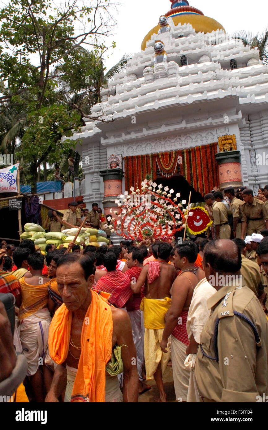 Men carrying idol of god out of Jagannath temple ; Puri ; Orissa ...