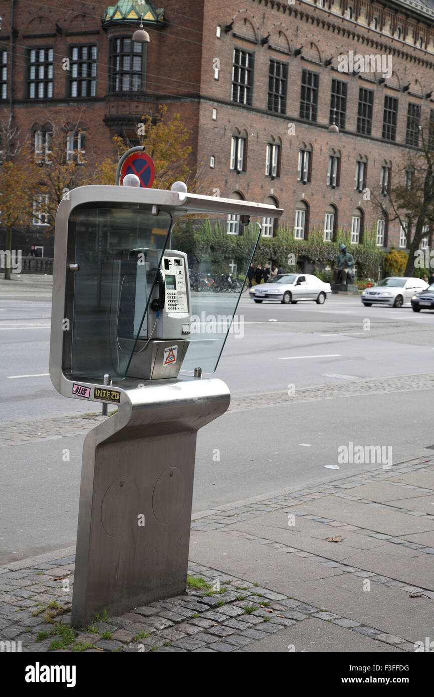 Public telephone booth hi-res stock photography and images - Alamy