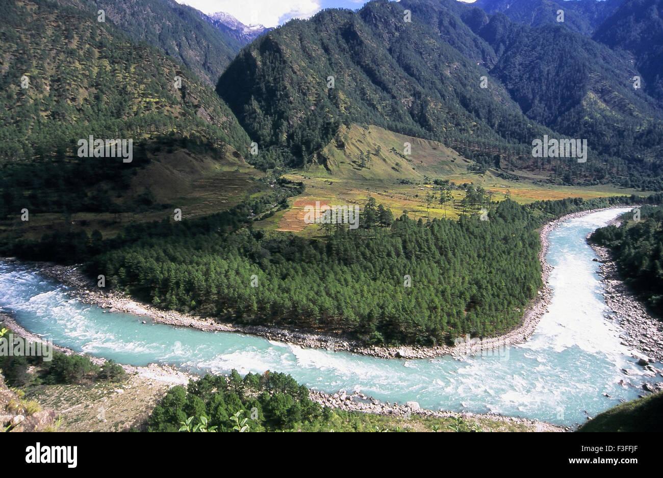 River Beas ; Kullu valley ; Kulu ; Kullu ; Himachal Pradesh ; India ...